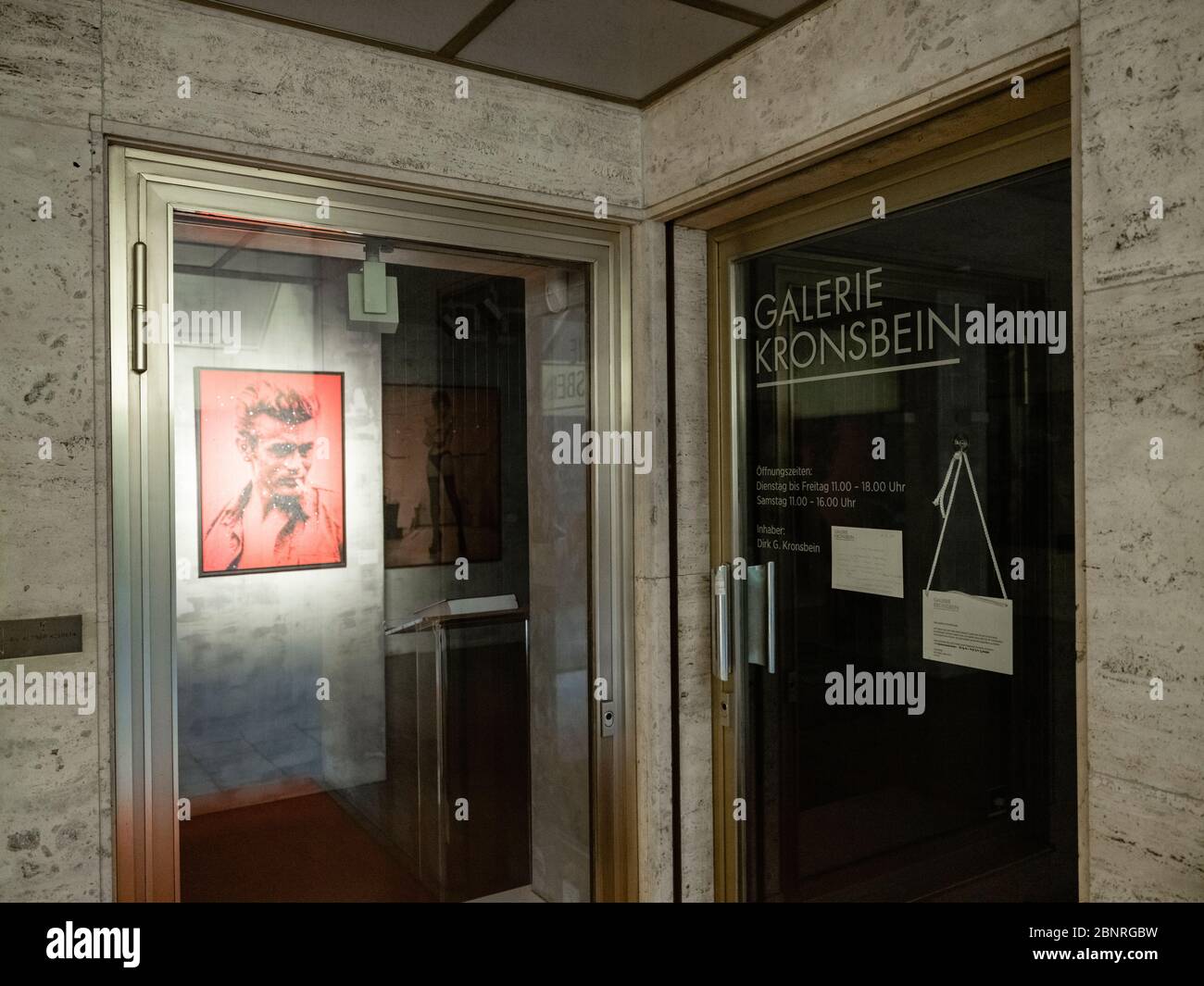 Covid 19 closed art gallery hi-res stock photography and images - Alamy