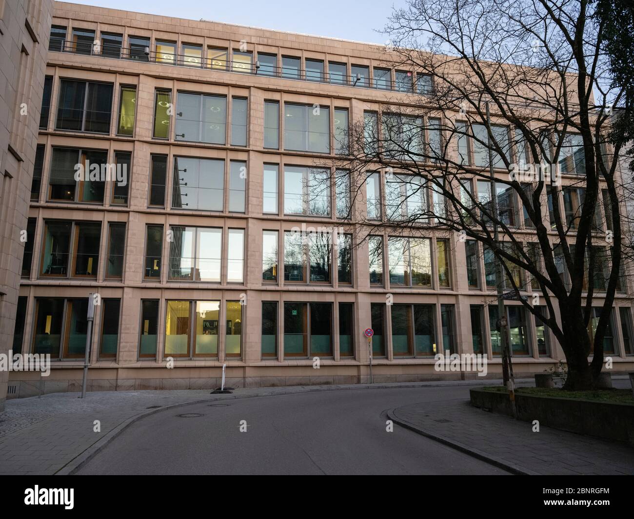 Abandoned office buildings hi-res stock photography and images - Alamy