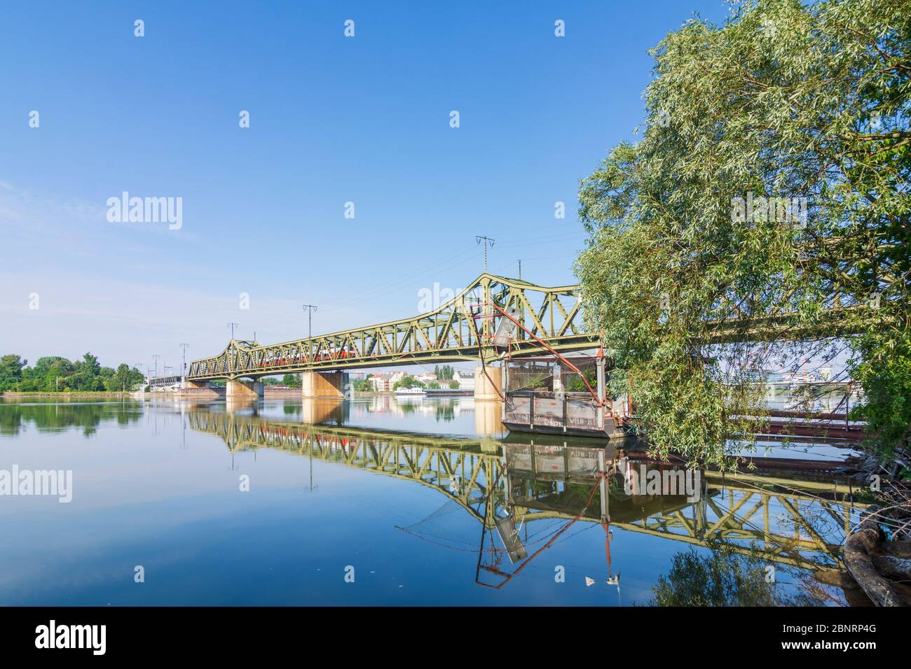 Wien, Vienna: river Donau (Danube) bridge Stadlauer Ostbahnbrücke ...
