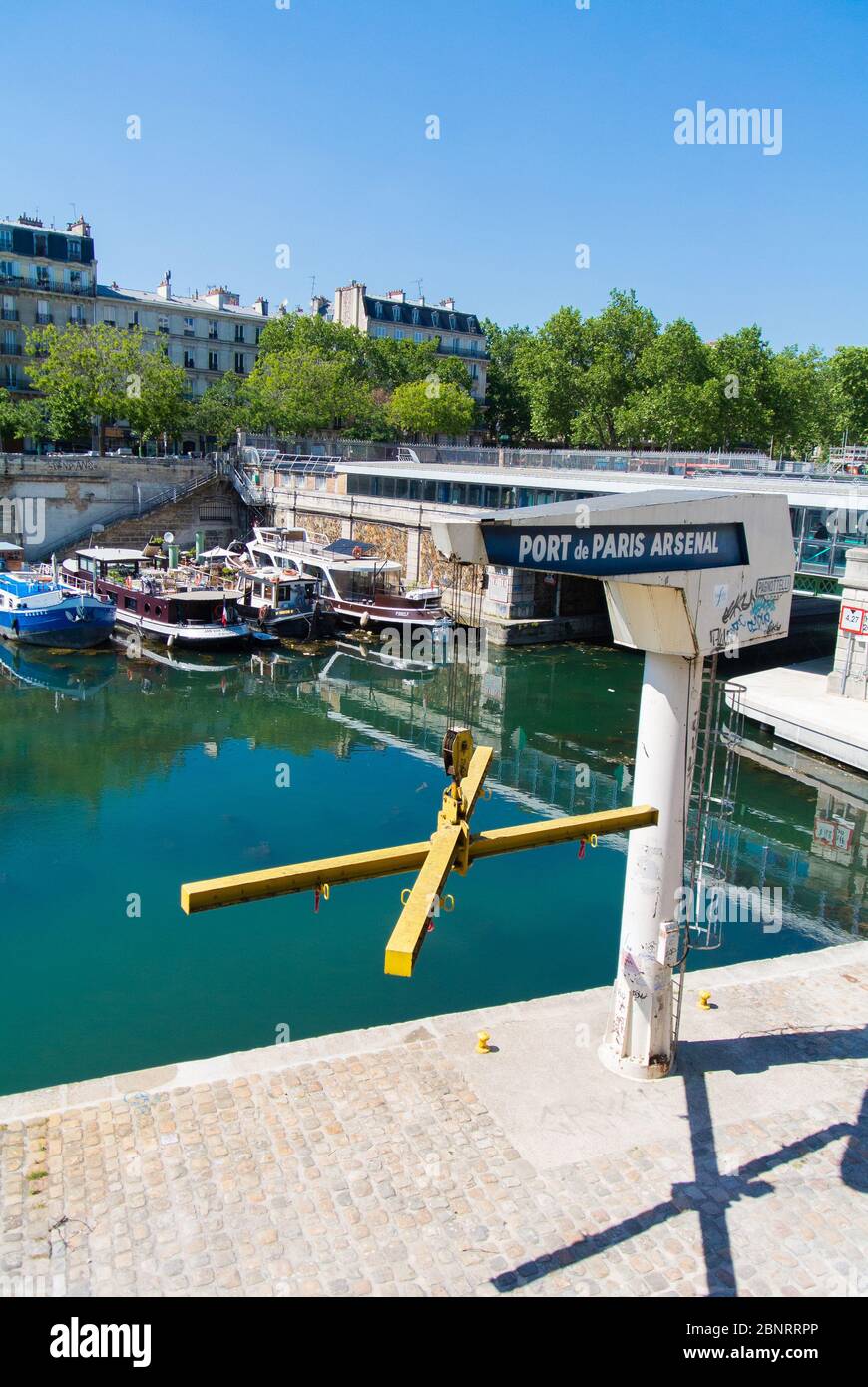 Paris houseboats hi-res stock photography and images - Alamy
