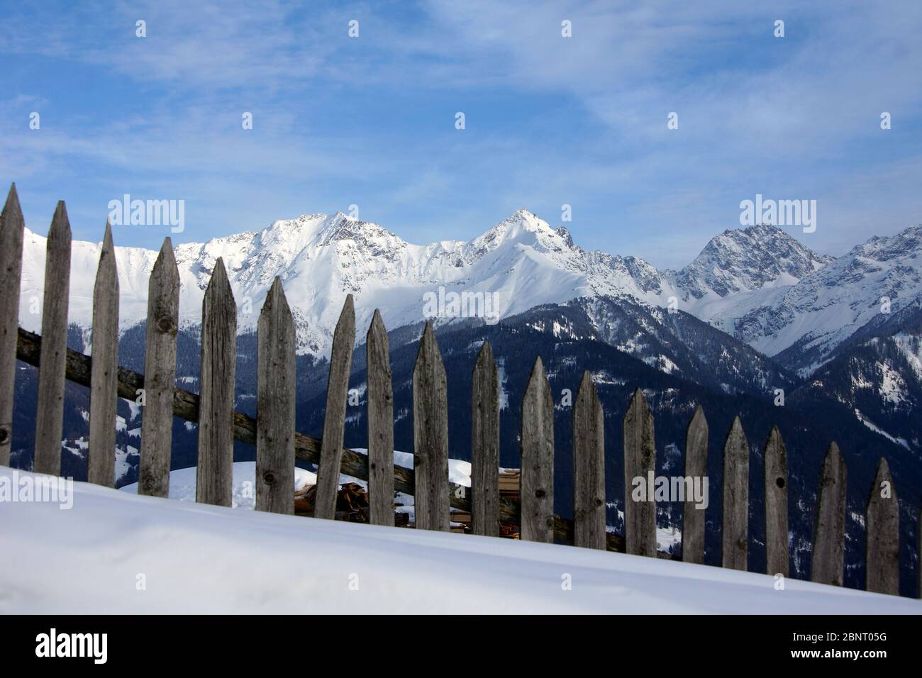 Fence in front of mountains hi-res stock photography and images - Alamy