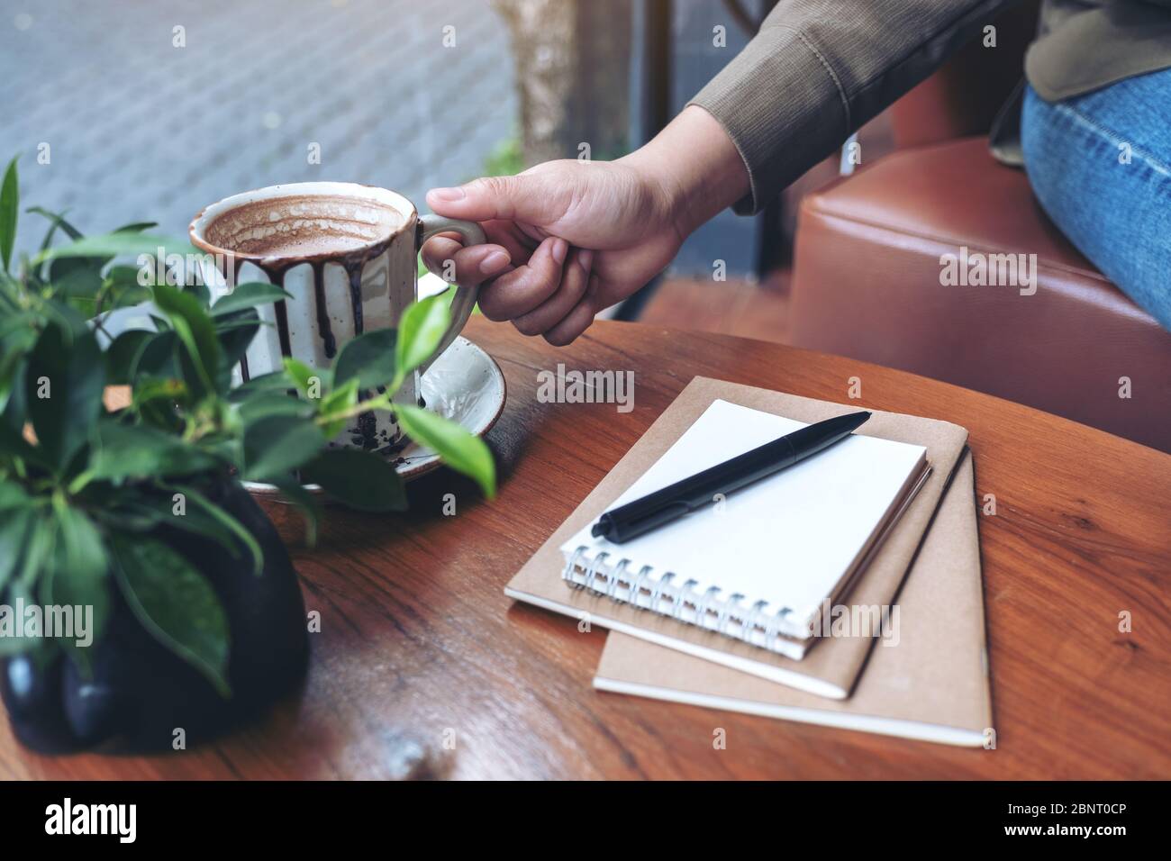 Hand grabbing paper hi-res stock photography and images - Alamy