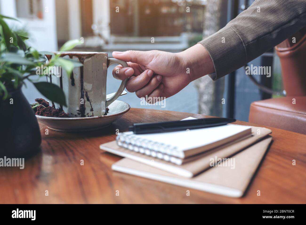 Hand grabbing paper hi-res stock photography and images - Alamy