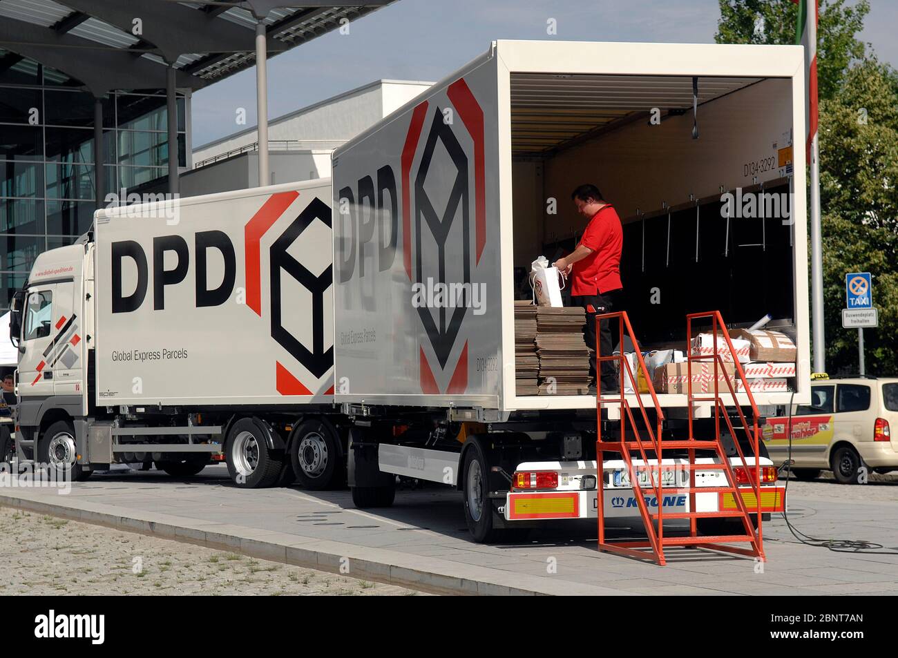 Dpd delivery truck hi-res stock photography and images - Alamy