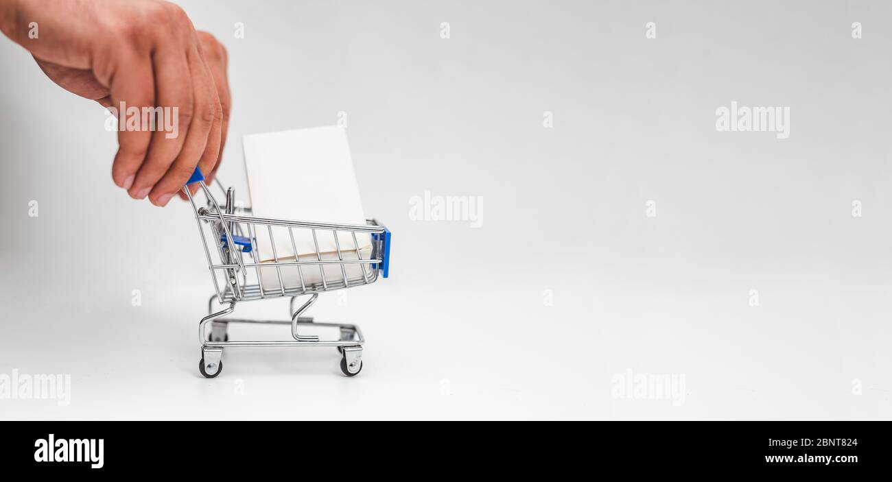 Man pushing shopping cart hi-res stock photography and images - Alamy