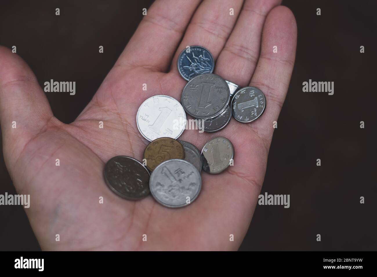 Hand yuan banknote hi-res stock photography and images - Alamy