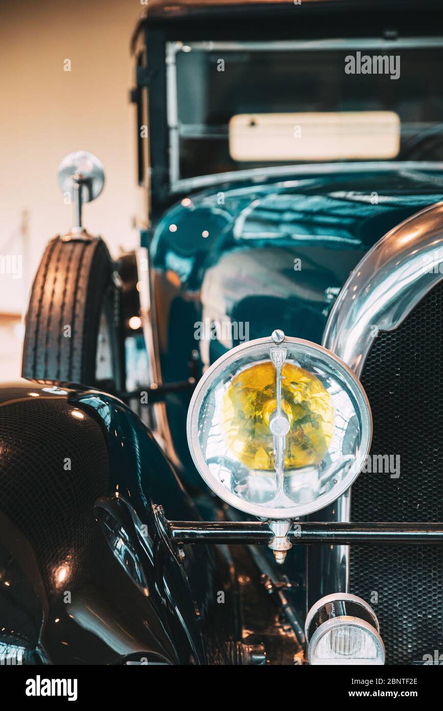 Antique car headlamp hi-res stock photography and images - Alamy