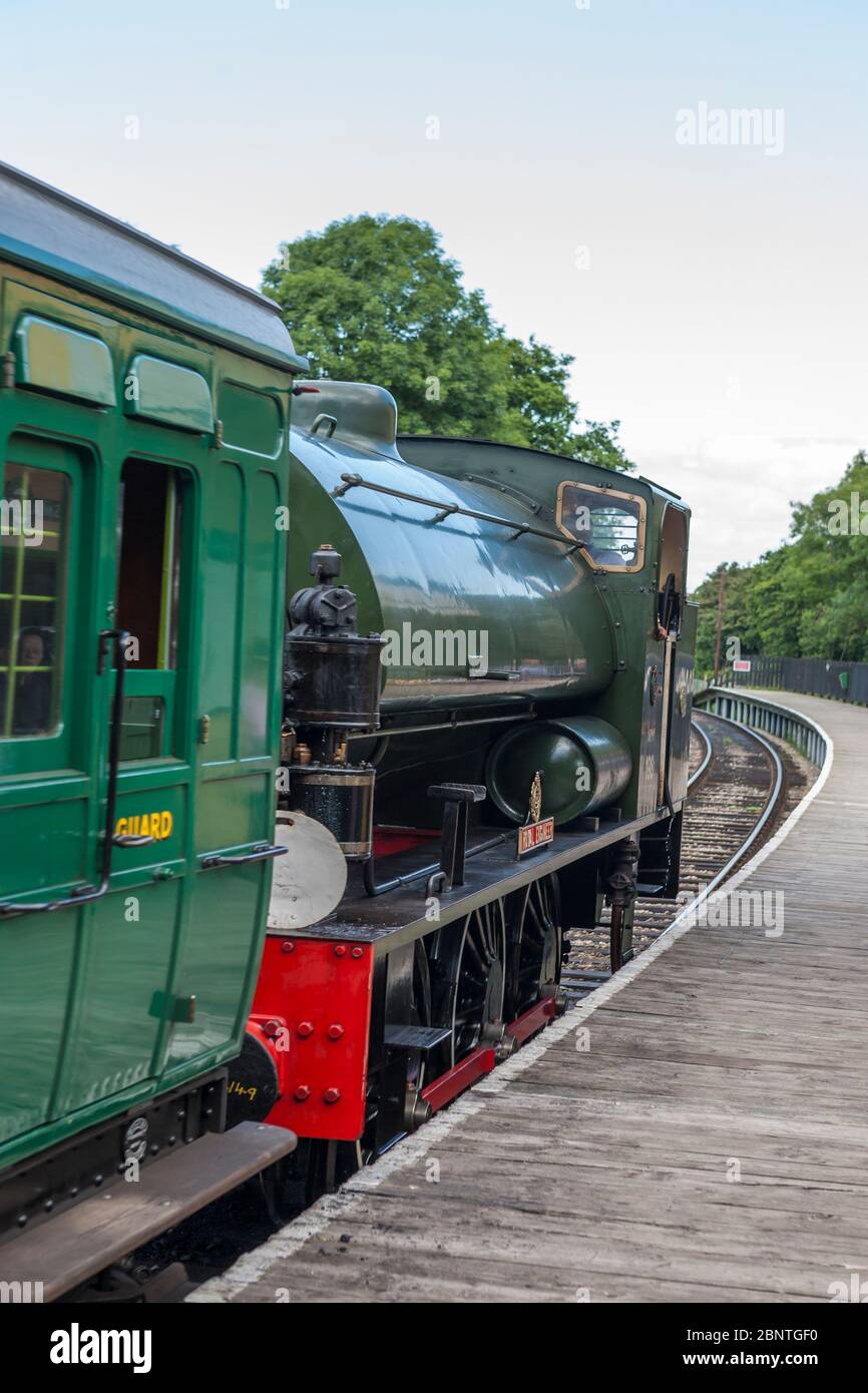 Train arriving at Smallbrook Junction station, Isle of Wight Steam ...