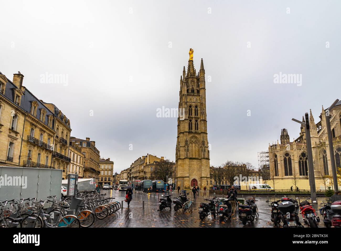Cathedrale Saint Andre and Pey Berland Tower in Bordeaux, France Stock ...