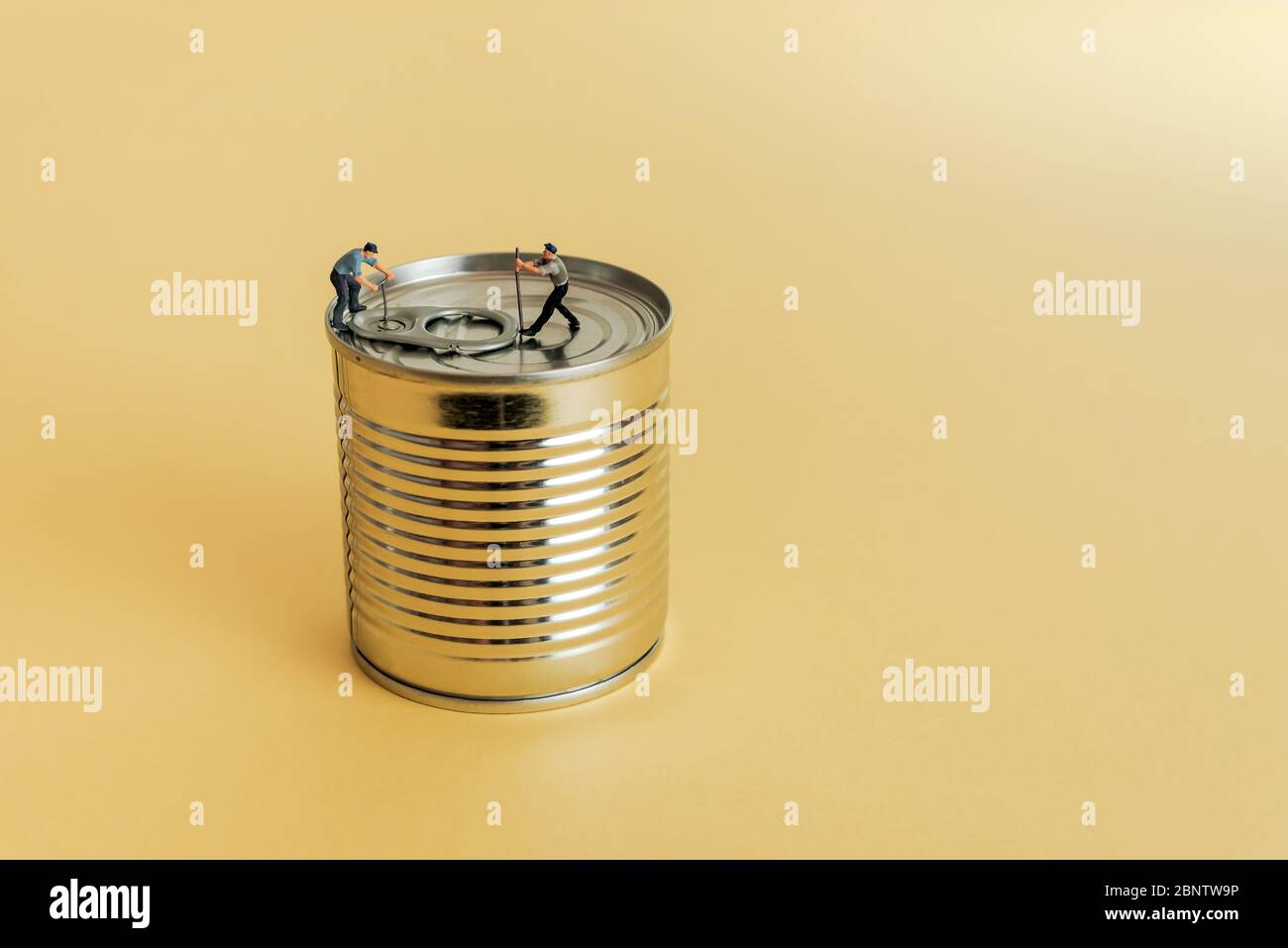 Opening a tin can hi-res stock photography and images - Alamy