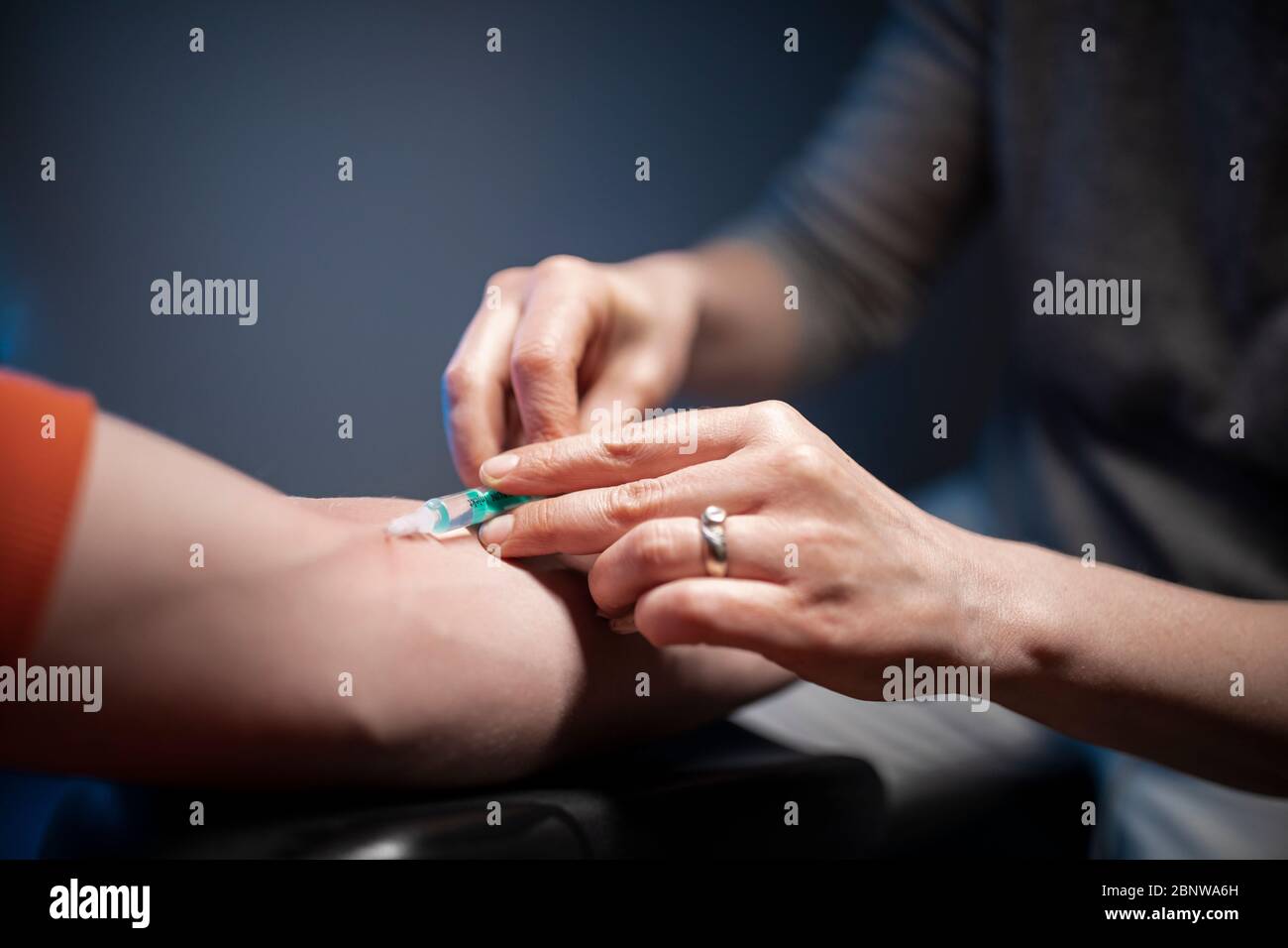 Inserting syringe hi-res stock photography and images - Alamy