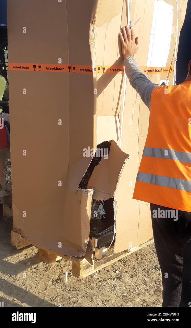 The Big Packaging Box is damaged and glasses broken during the shipping ...