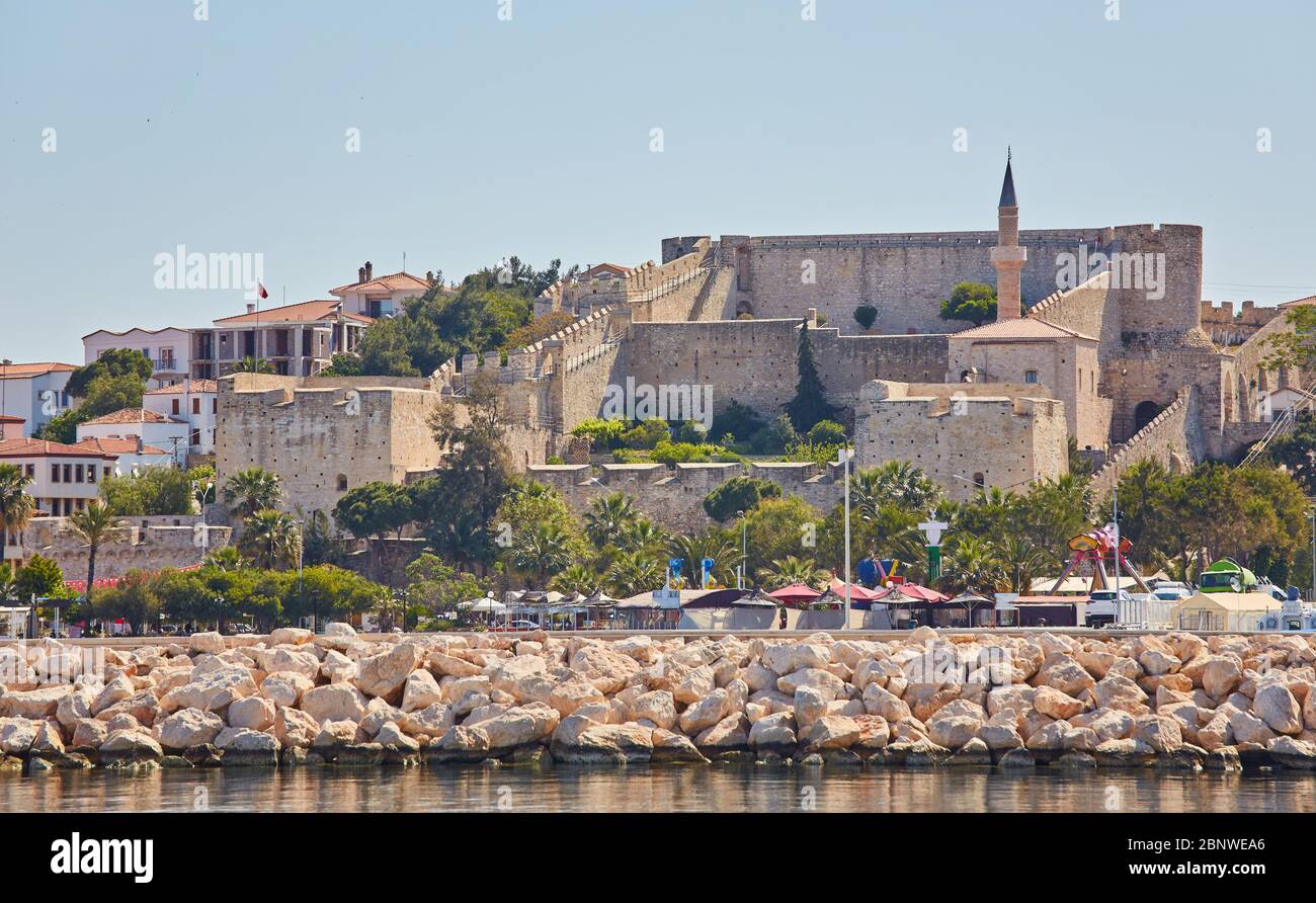 Cesme castle in the Mediterranean port of Cesme, Turkey Stock Photo - Alamy