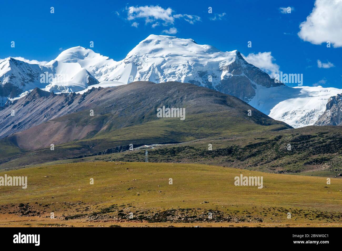 Tibetan plateau scenery en route from Shegar to Tingri, Tibet, China ...