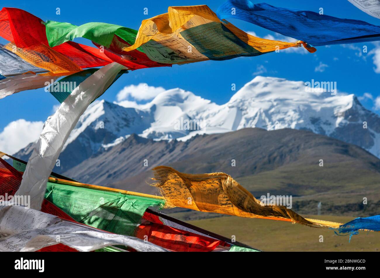 Prayer flags at Tibetan plateau scenery en route from Shegar to Tingri ...
