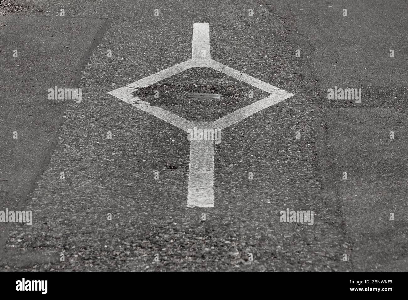 White lines on road hi-res stock photography and images - Alamy