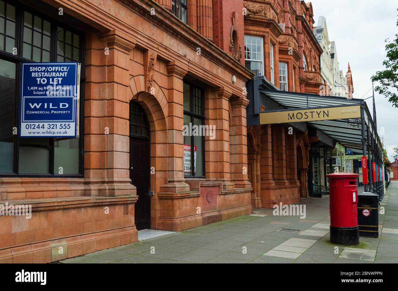 Mostyn street llandudno is a seaside resort hi-res stock photography ...