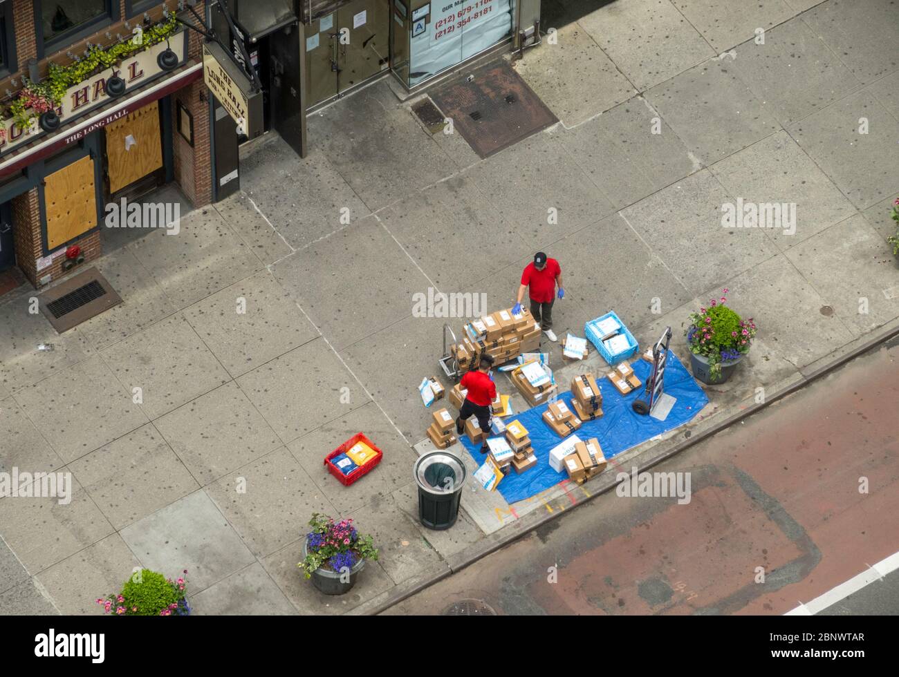 Amazon delivery man hi-res stock photography and images - Alamy