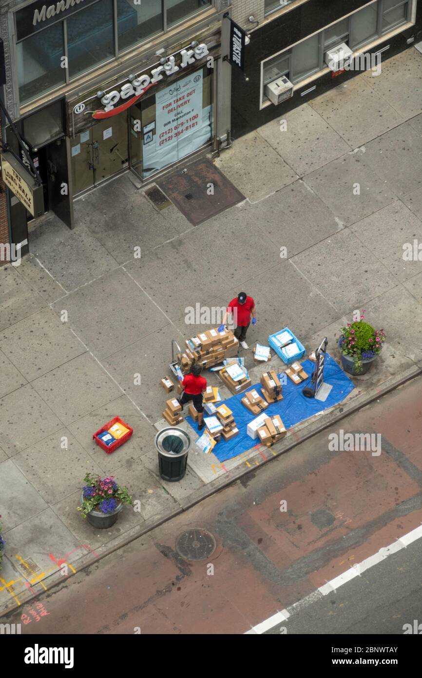 Amazon delivery man hi-res stock photography and images - Alamy