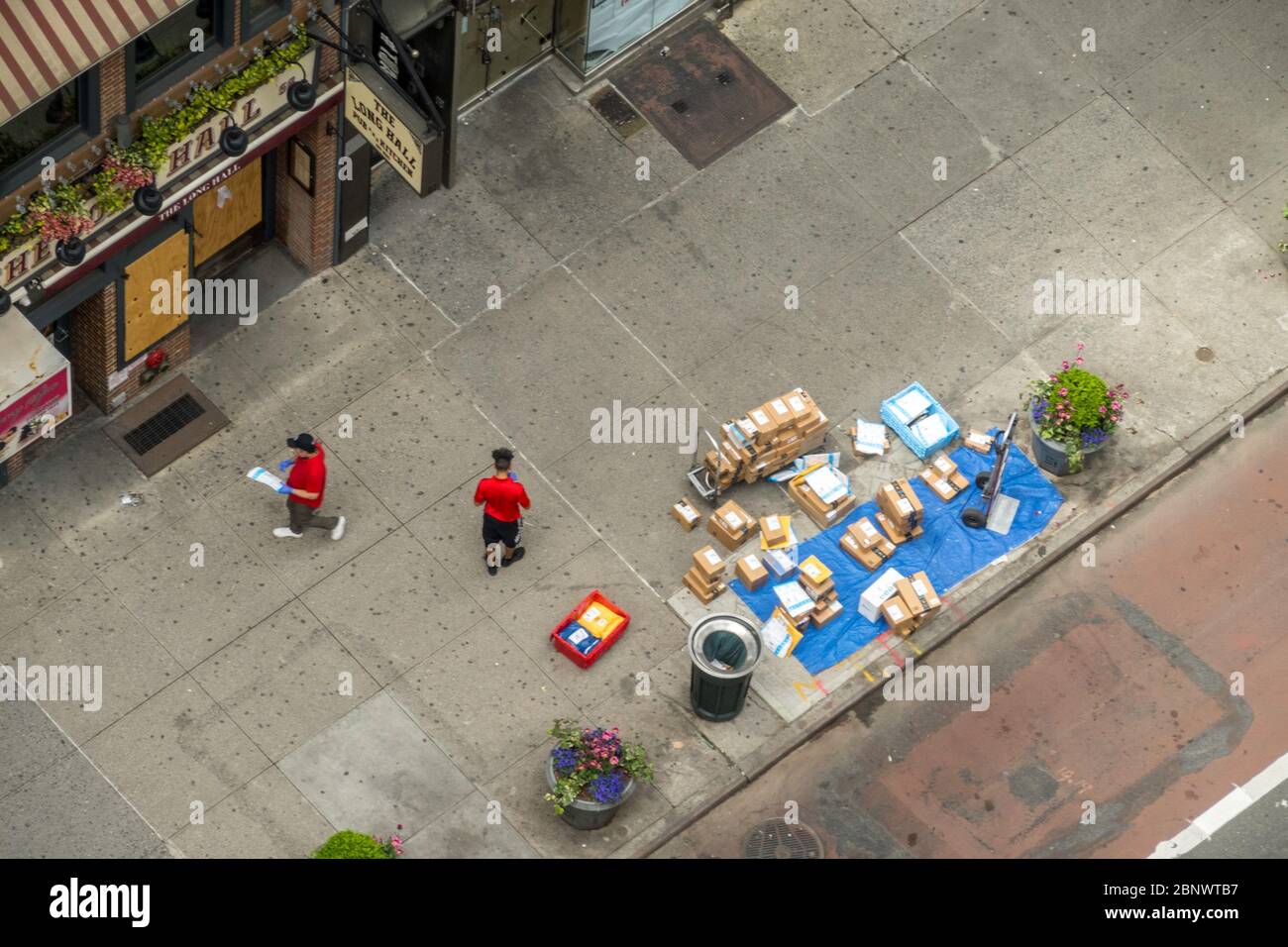 Amazon delivery man hi-res stock photography and images - Alamy