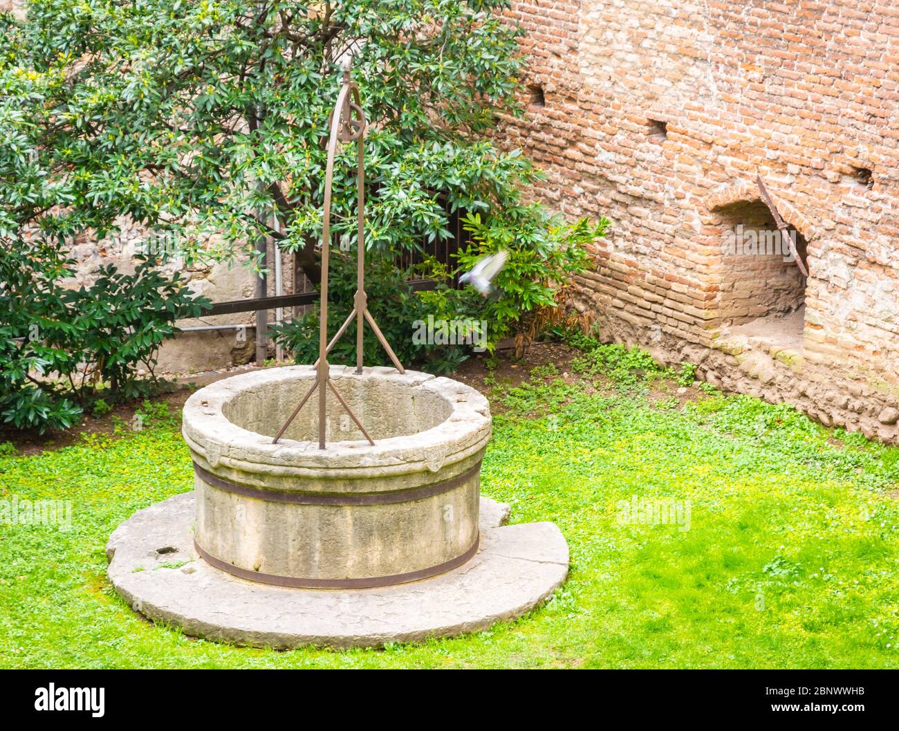 Well in the courtyard of verona castle hi-res stock photography and ...