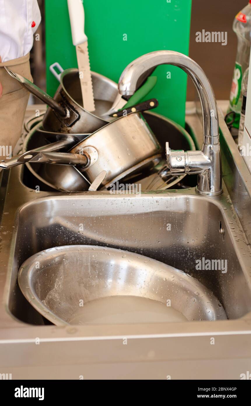 scullery unwashed dishes restaurant Stock Photo - Alamy