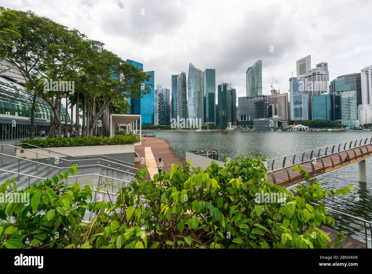 View on cloudy Marina Bay vom Level 33 Brauerei Stock Photo - Alamy