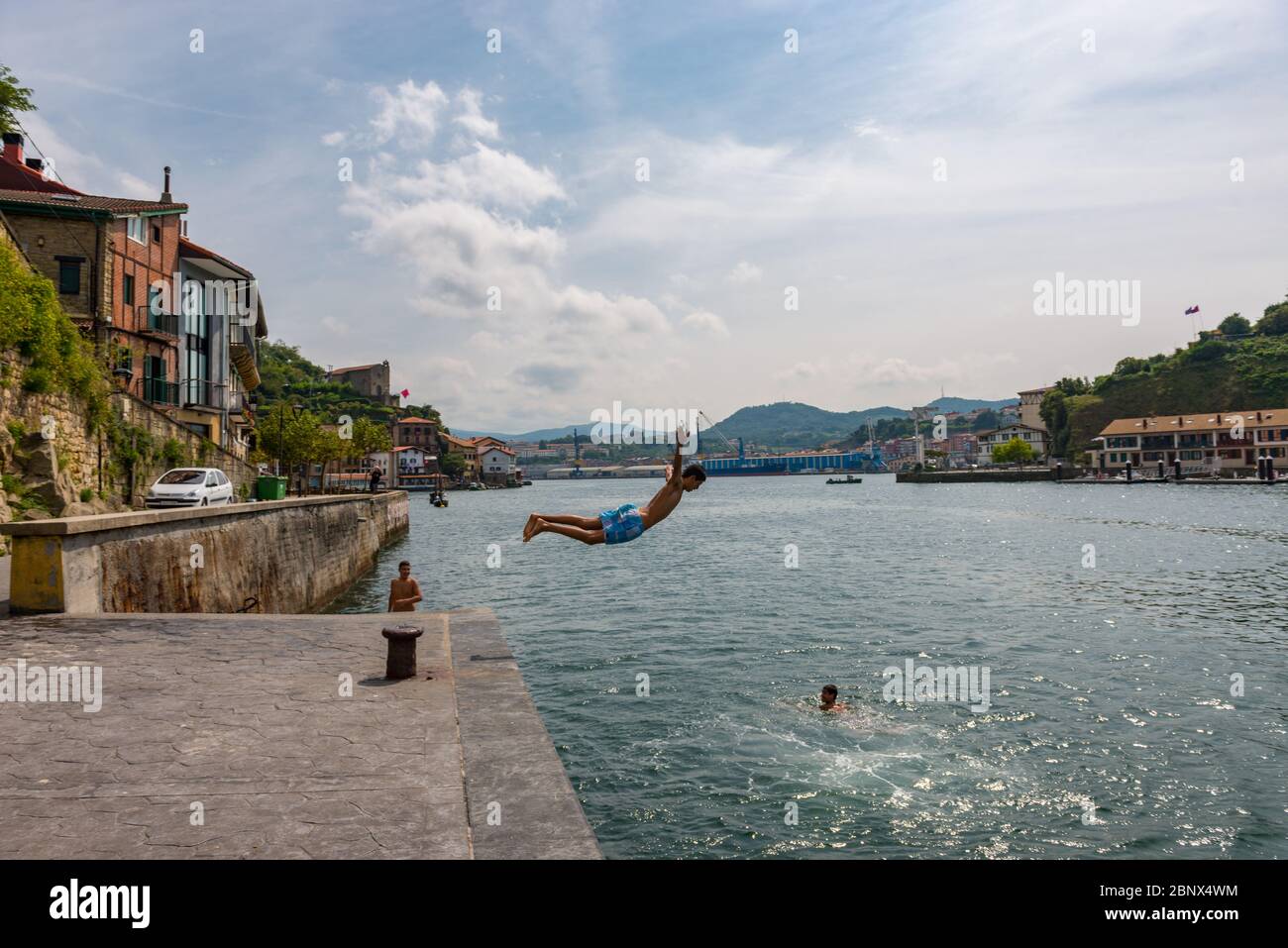 Teenagers jump into river hi-res stock photography and images - Alamy