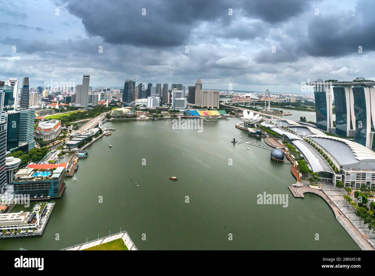 View on cloudy Marina Bay vom Level 33 Brauerei Stock Photo - Alamy
