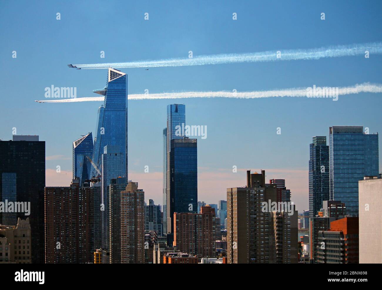 Thunderbirds fly hi-res stock photography and images - Alamy