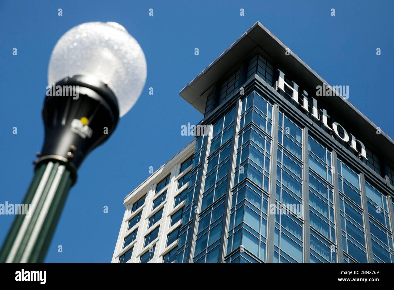 Hilton hotel logo sign hi-res stock photography and images - Alamy