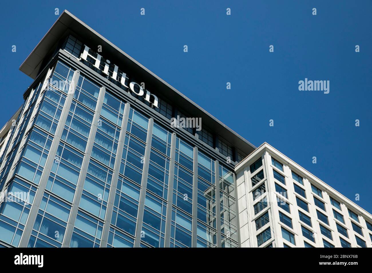 Hilton hotel logo sign hi-res stock photography and images - Alamy