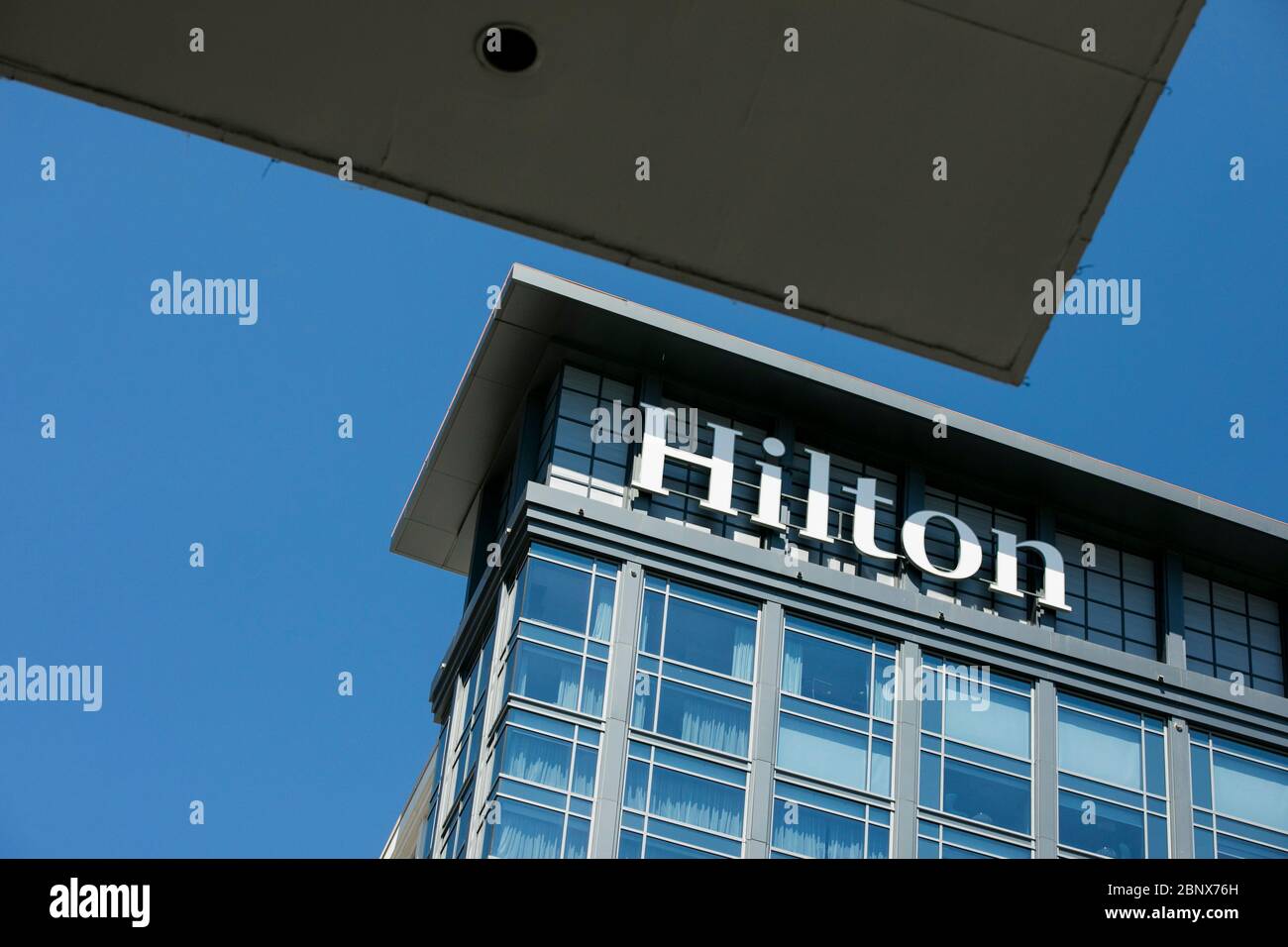 Hilton hotel logo sign hi-res stock photography and images - Alamy