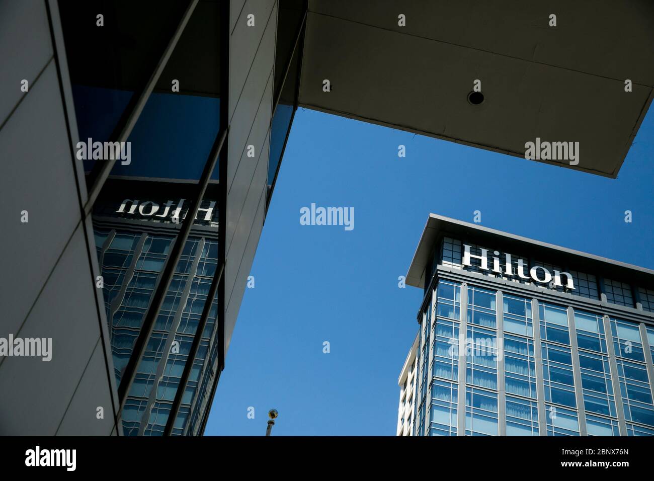 Hilton hotel logo sign hi-res stock photography and images - Alamy