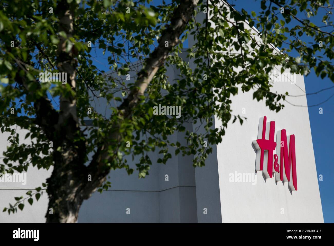 H&m logo hi-res stock photography and images - Alamy