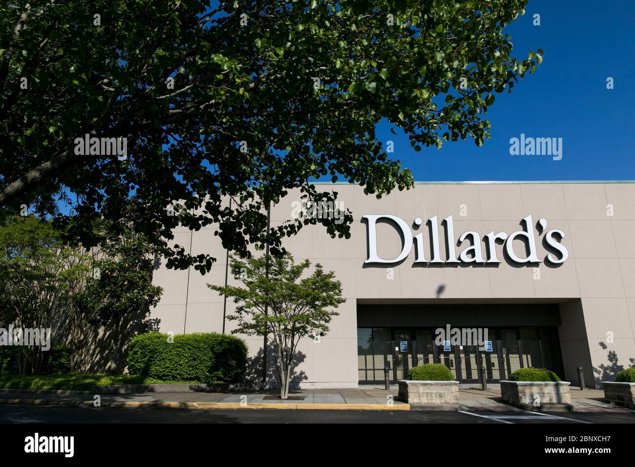 Dillard's dillards store logo hi-res stock photography and images - Alamy