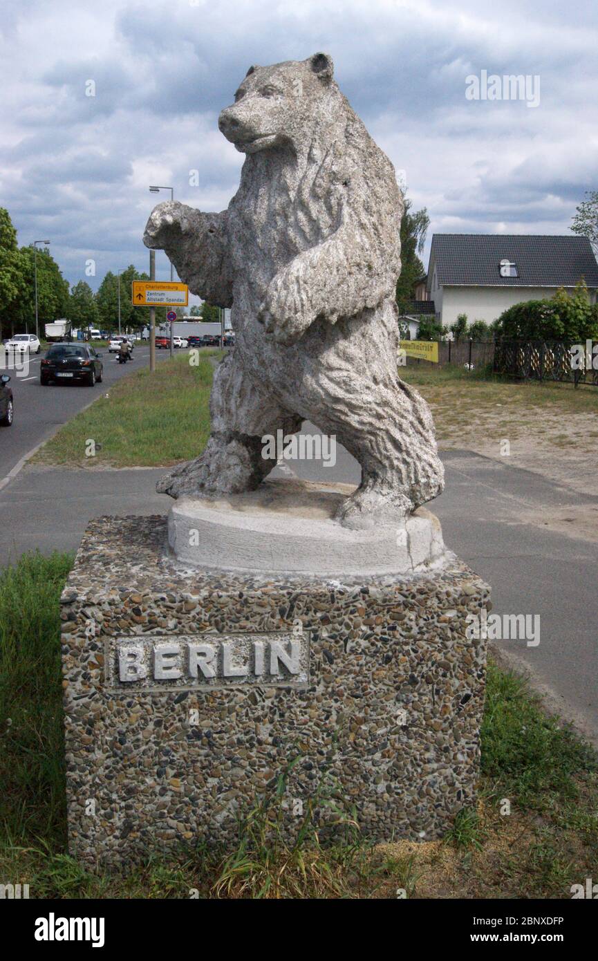 Der Berliner Bär am Ortseingang an der Heerstraße Bundesstraße 5 im ...