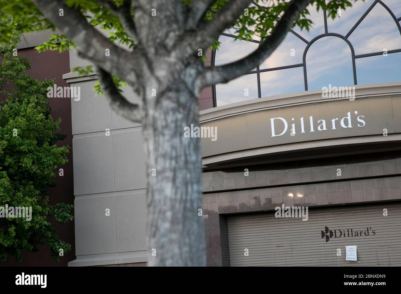 Dillard's dillards store logo hi-res stock photography and images - Alamy