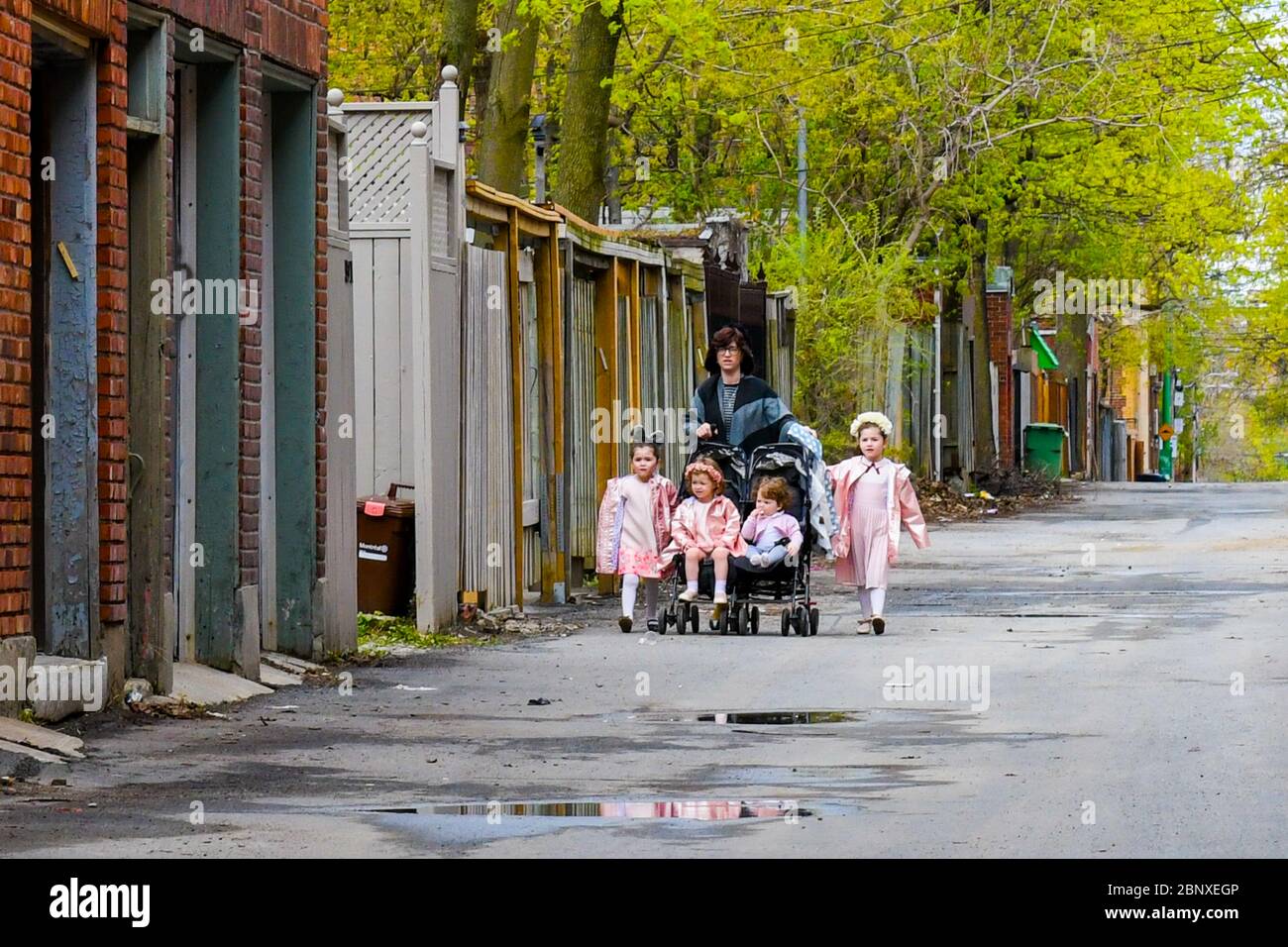 Hasidic jewish mother and her children, Montreal Canada Stock Photo - Alamy