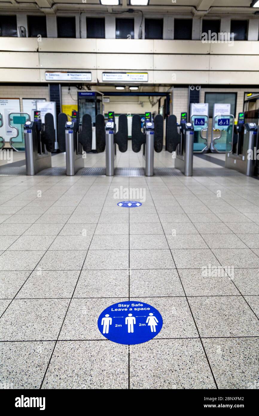 Ticket barriers at underground station hi-res stock photography and ...