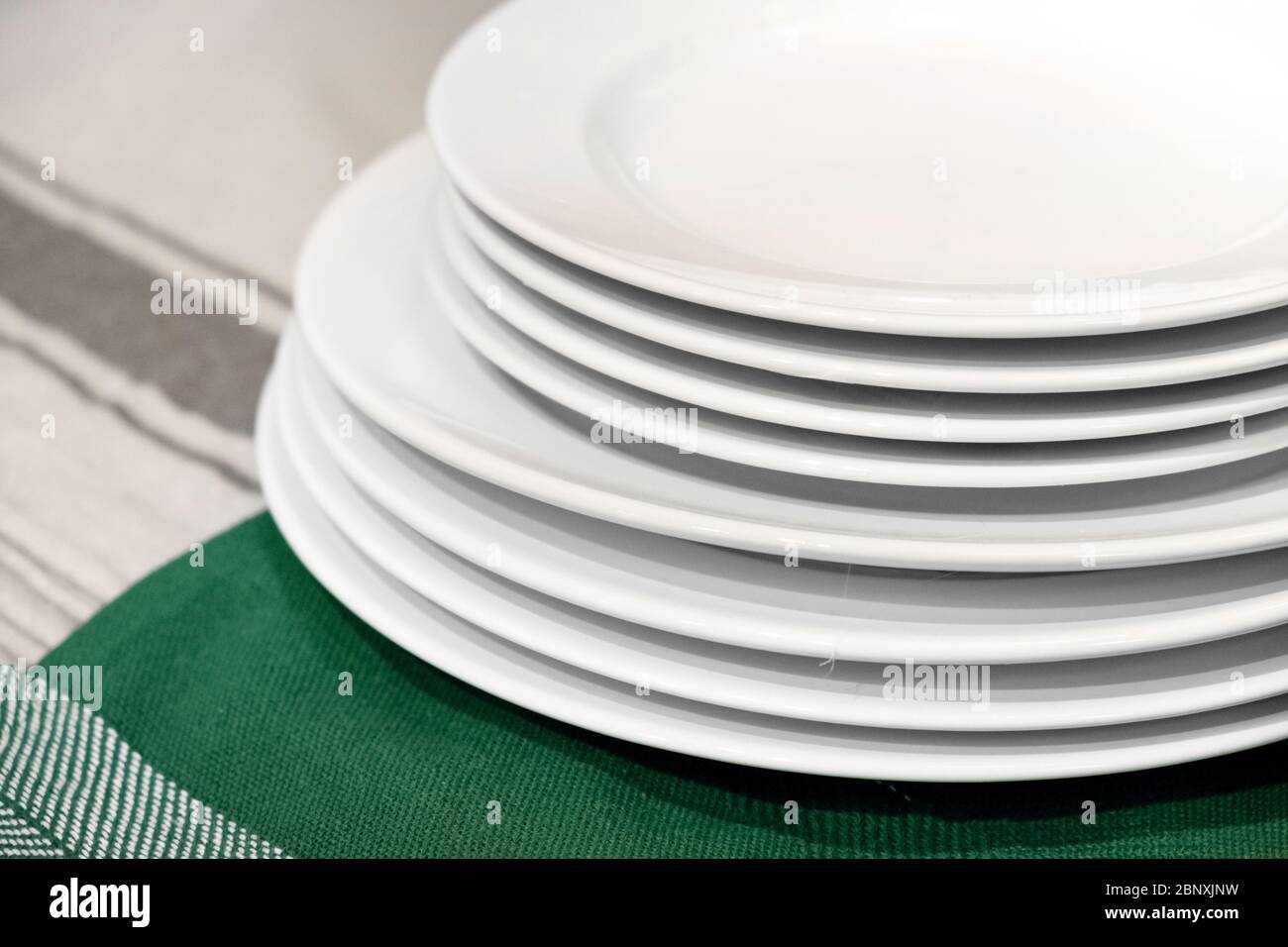 Empty plates table hi-res stock photography and images - Alamy