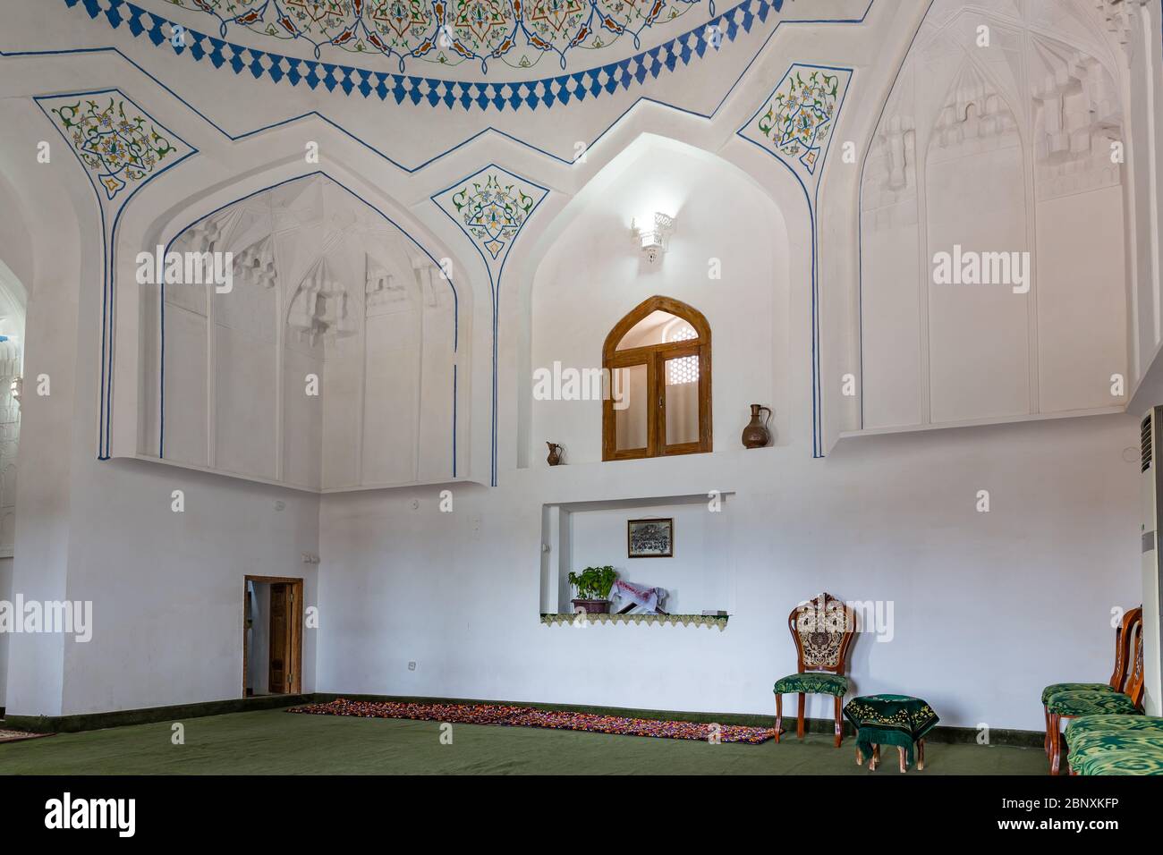 SAMARKAND, UZBEKISTAN - AUGUST 29, 2016: Interior of Hazrat-Hizr Mosque ...