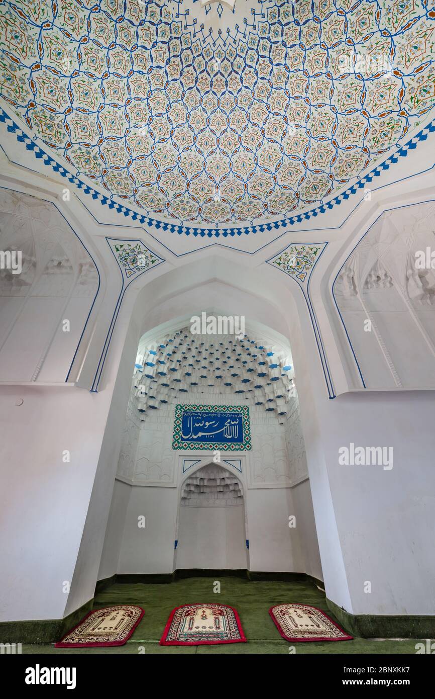 SAMARKAND, UZBEKISTAN - AUGUST 29, 2016: Interior of Hazrat-Hizr Mosque ...