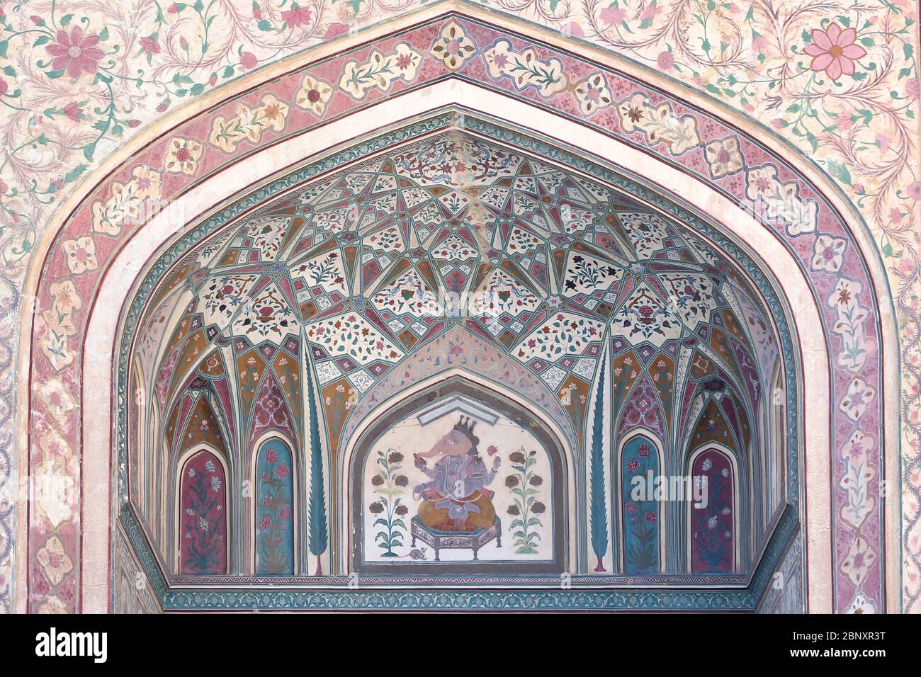Indian art - decorations of the Ganesh Gate in Amber Fort, Rajasthan ...
