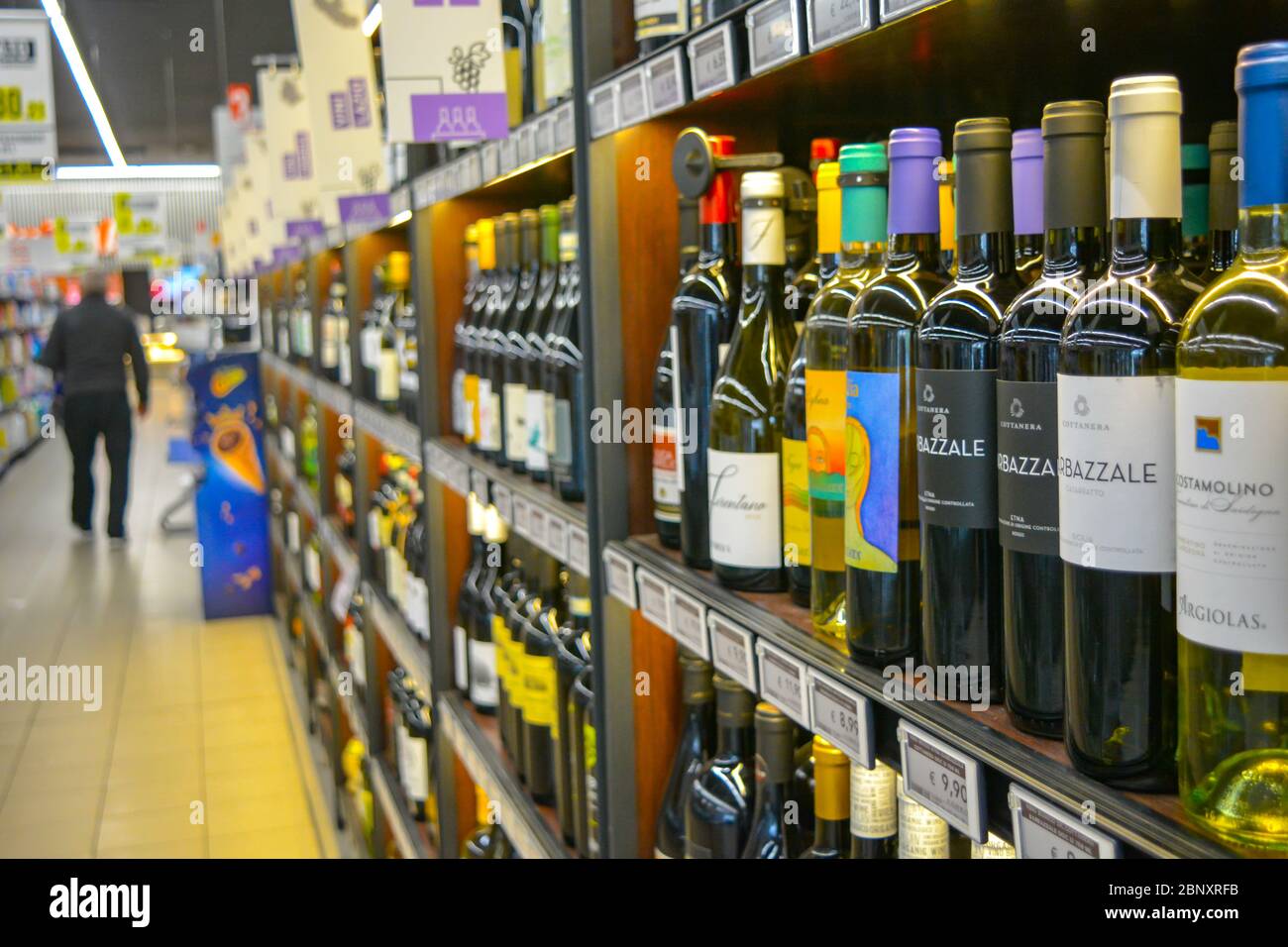Alcohol aisle hi-res stock photography and images - Alamy