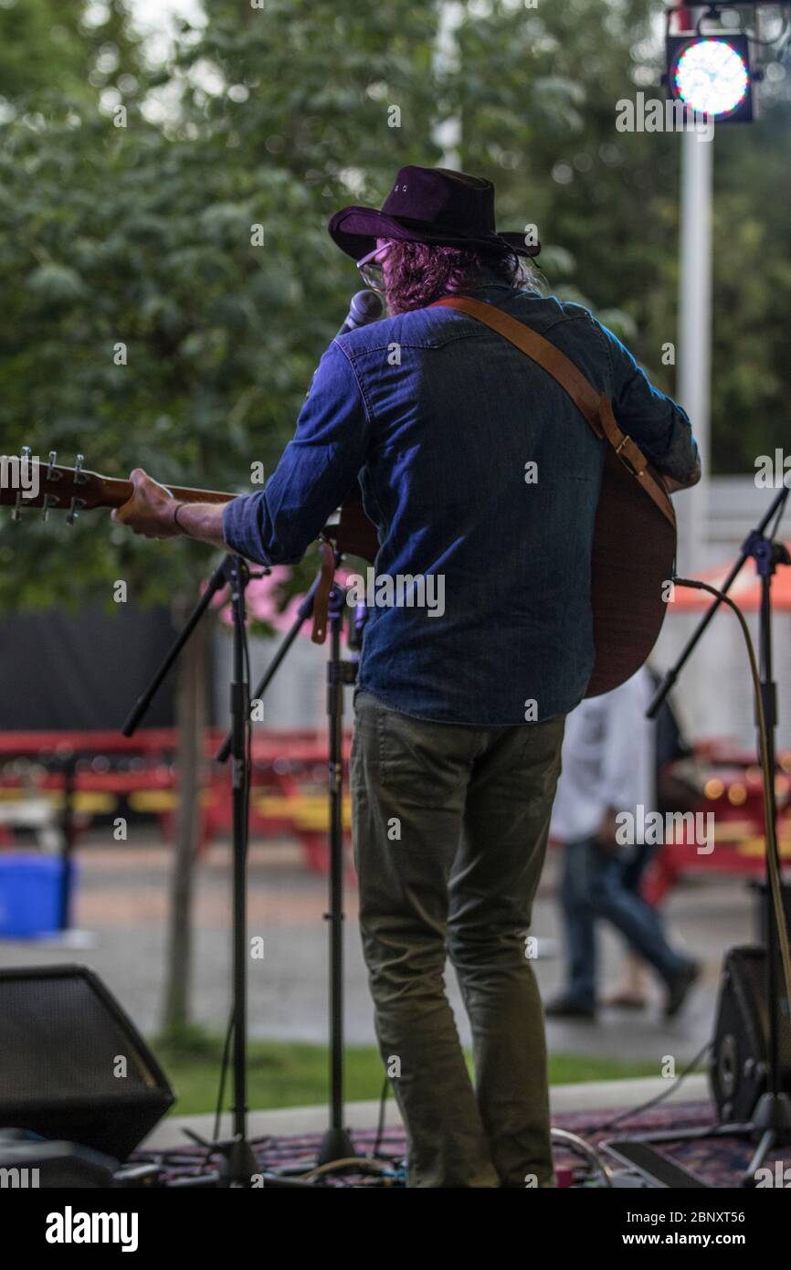 Acoustic rhythm guitar hi-res stock photography and images - Alamy
