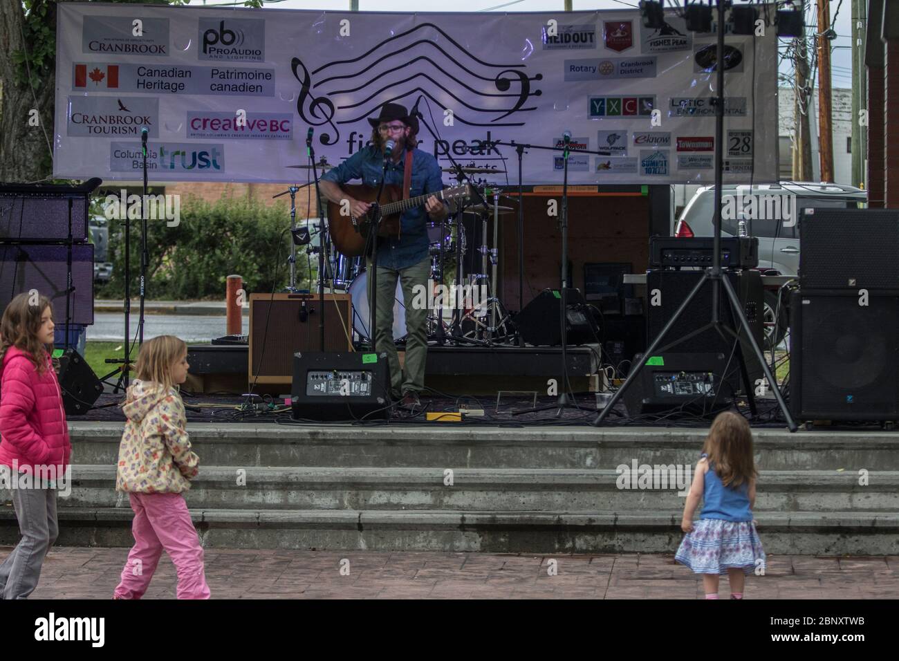 Acoustic rhythm guitar hi-res stock photography and images - Alamy