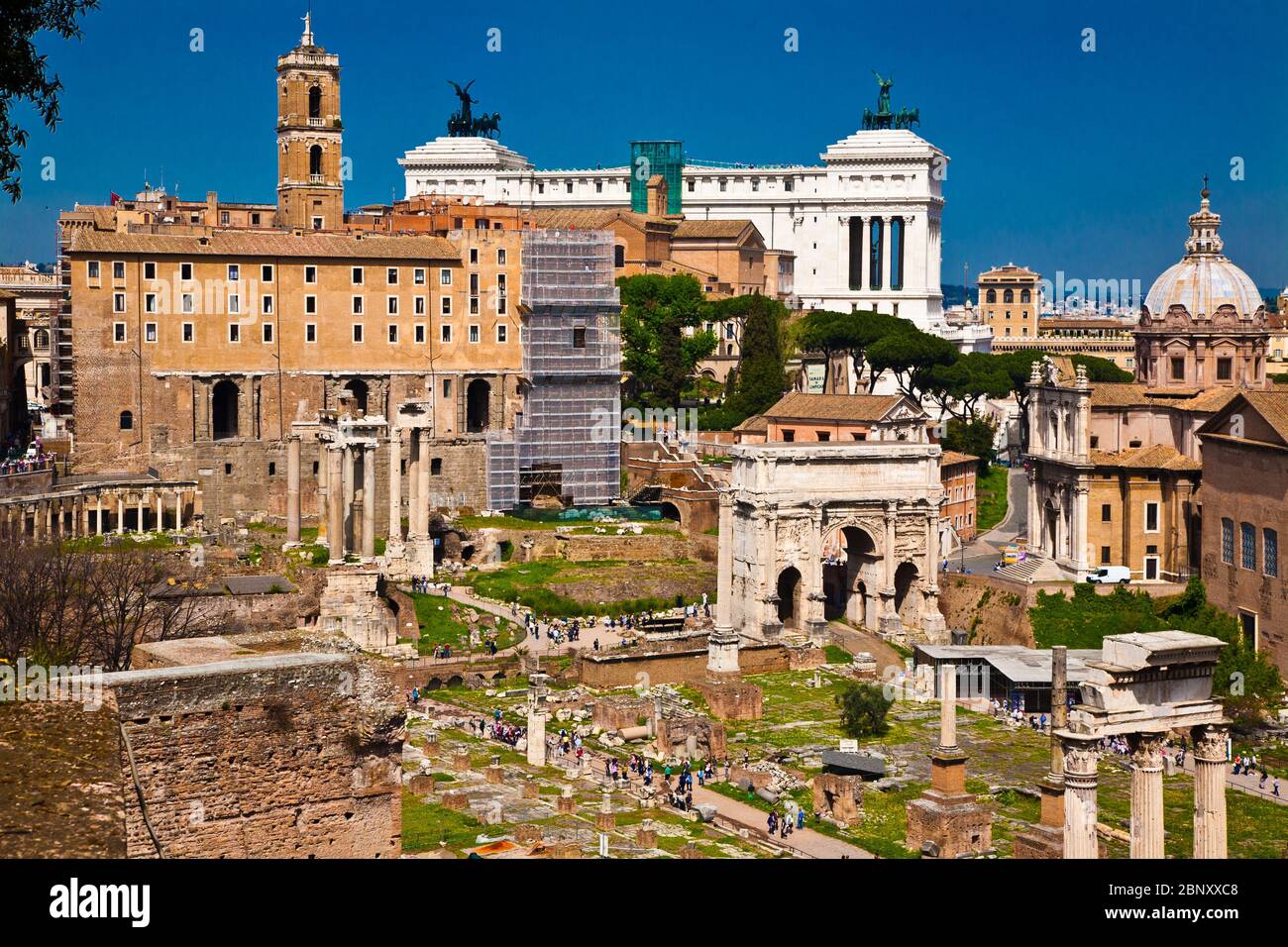 An overview of the Roman Forum with many visitors Stock Photo - Alamy