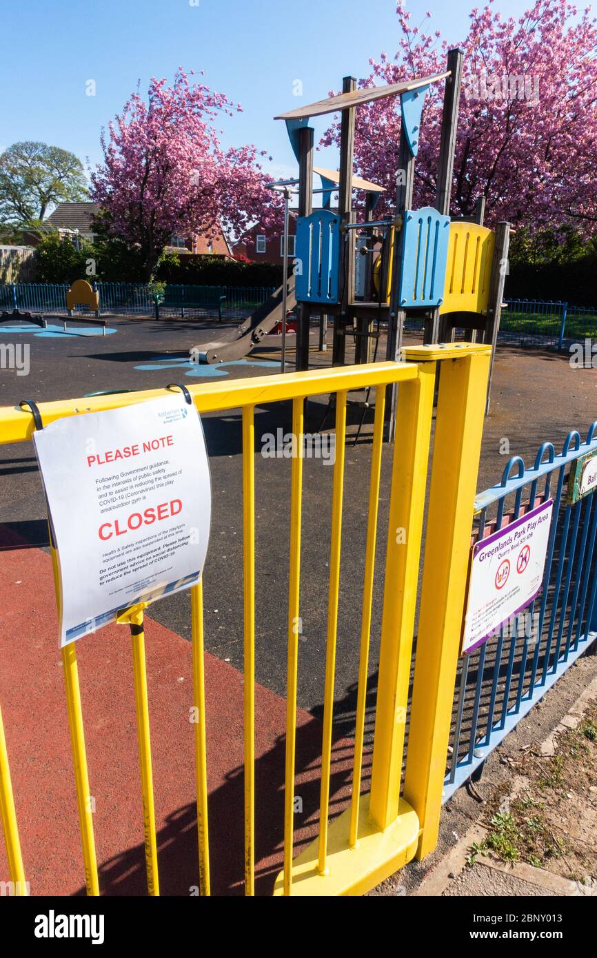 Warning sign at gym hi-res stock photography and images - Alamy