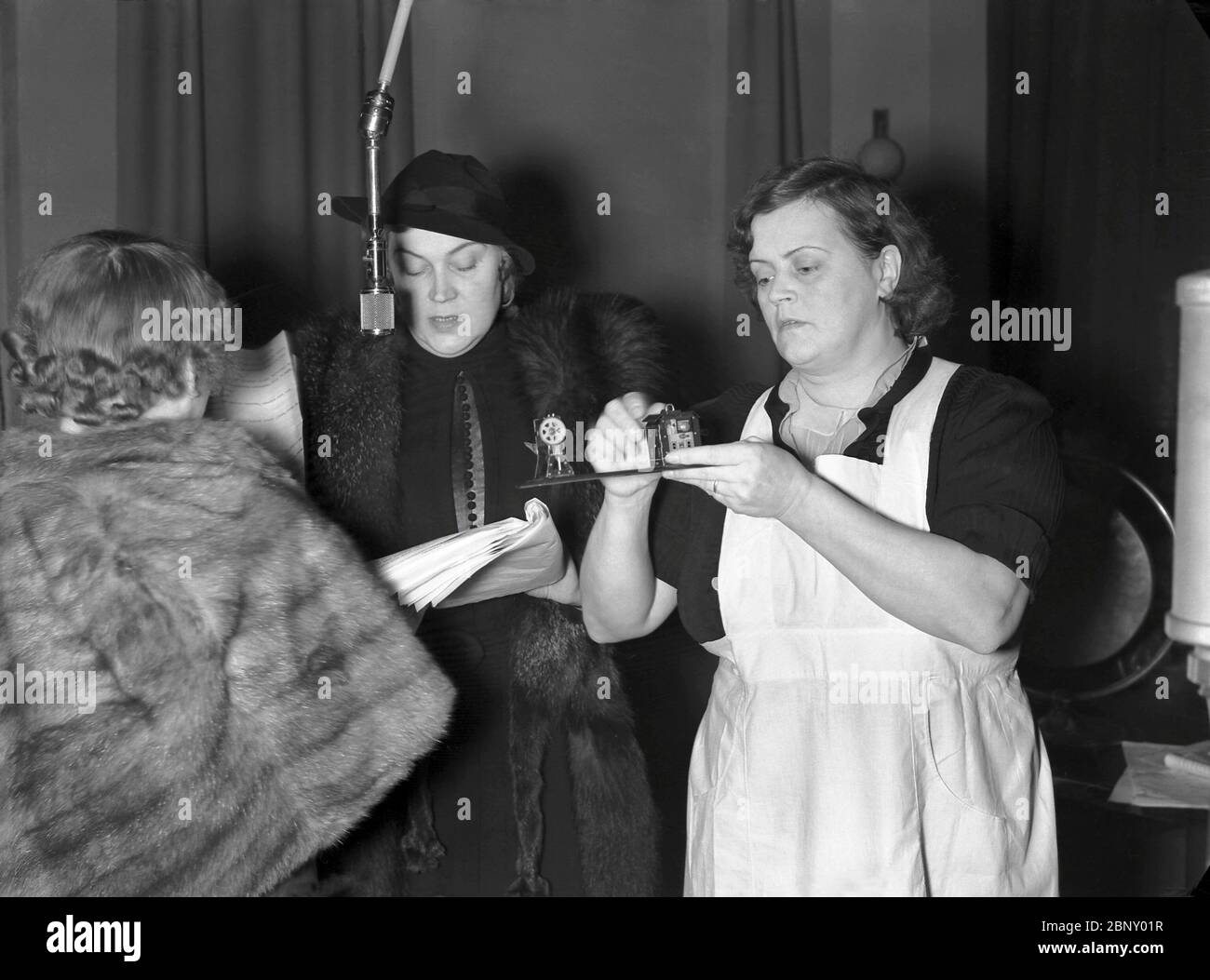 1940s recording studio radio hi-res stock photography and images - Alamy